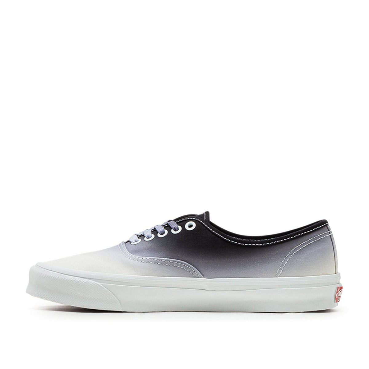 Vans Authentic In Schwarz Mit Jeans